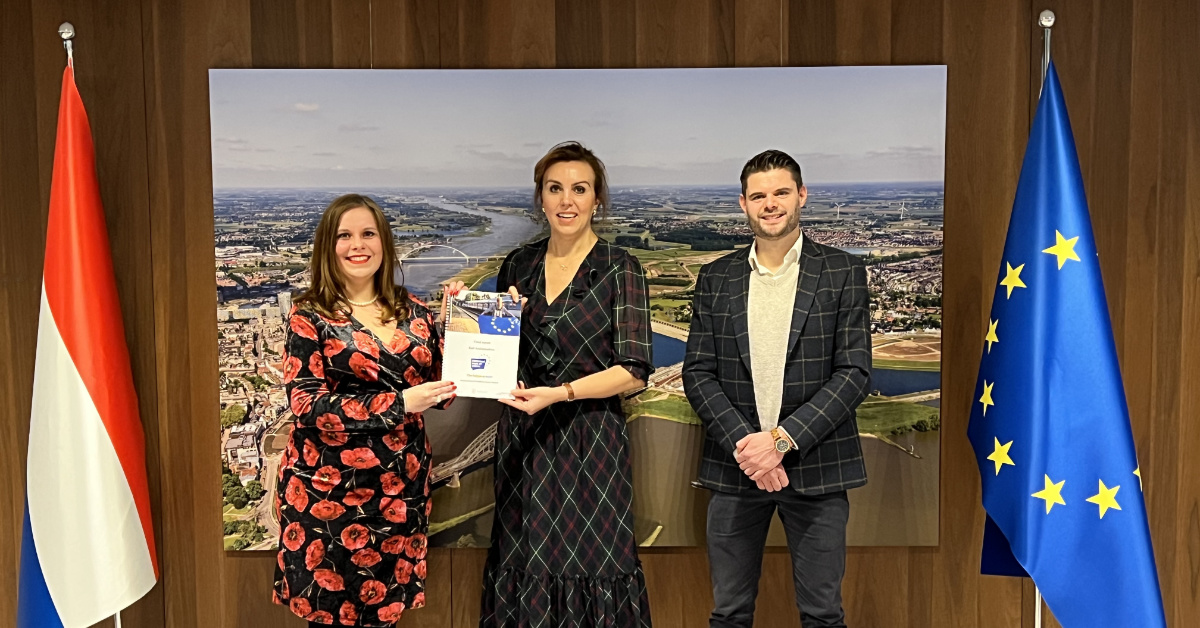 Rail Ambassadors present final report on European Year of Youth - Dual ...